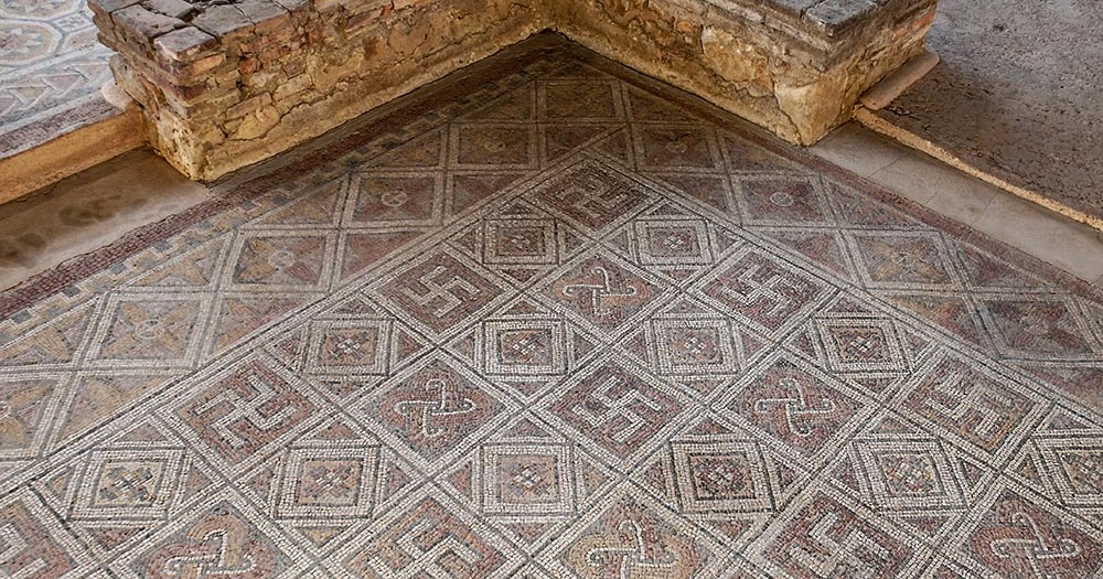 Fotografía y Palabra: LA ANTIGÜEDAD DE LA CRUZ GAMADA, EN CLASE