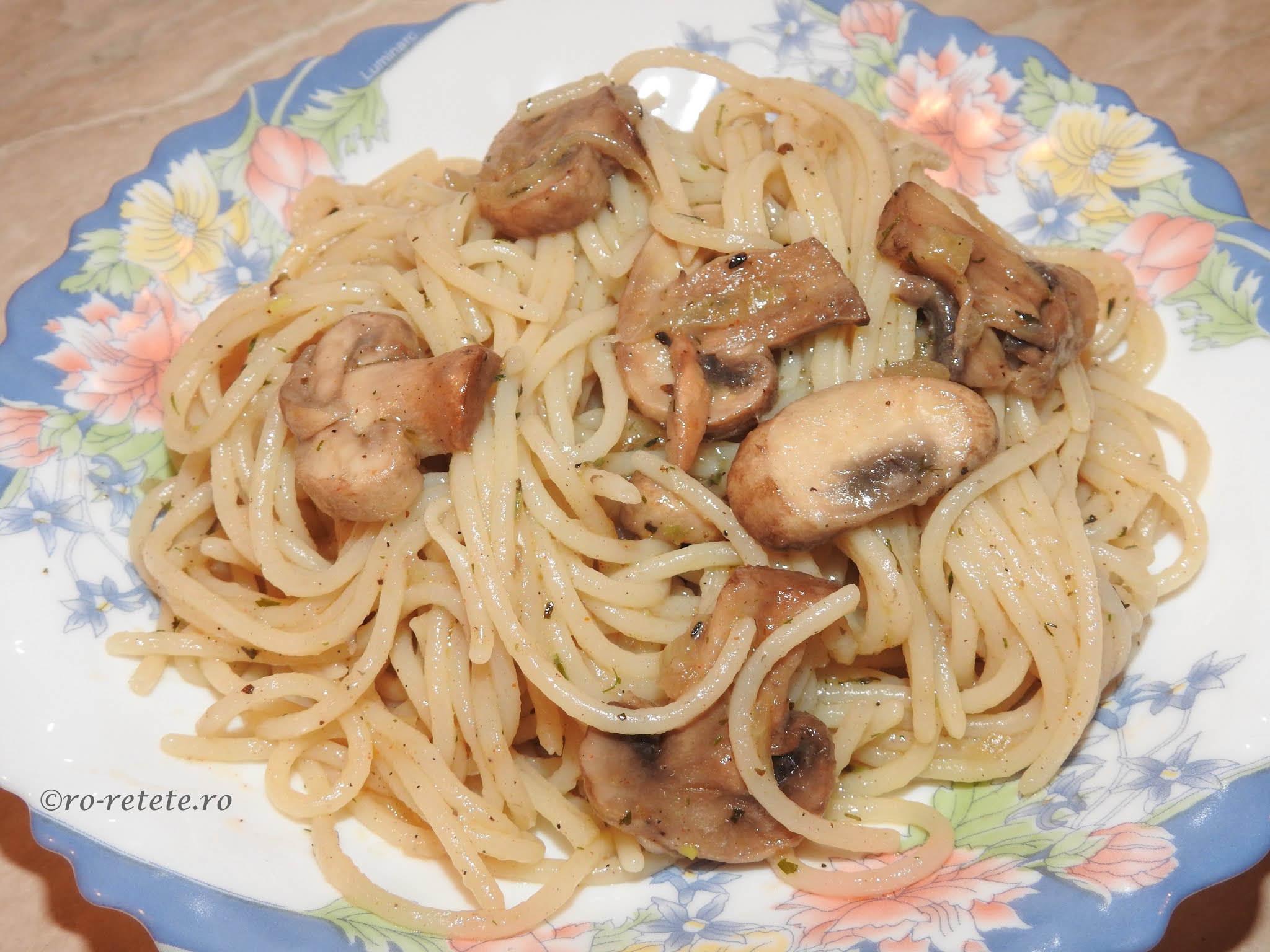 Paste cu ciuperci reteta | RO-Retete.ro