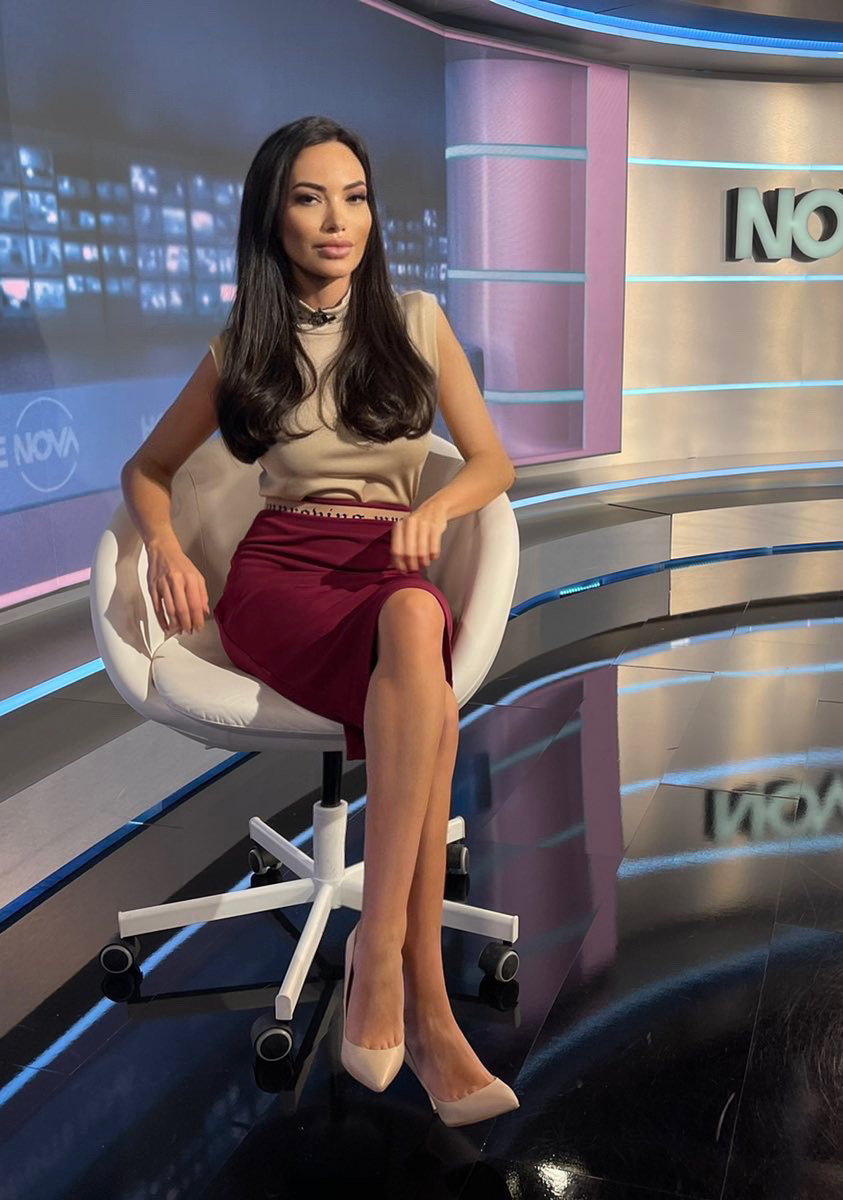 Lora Georgieva с топ в екрю и бизнес пола от Business Line by AVIN