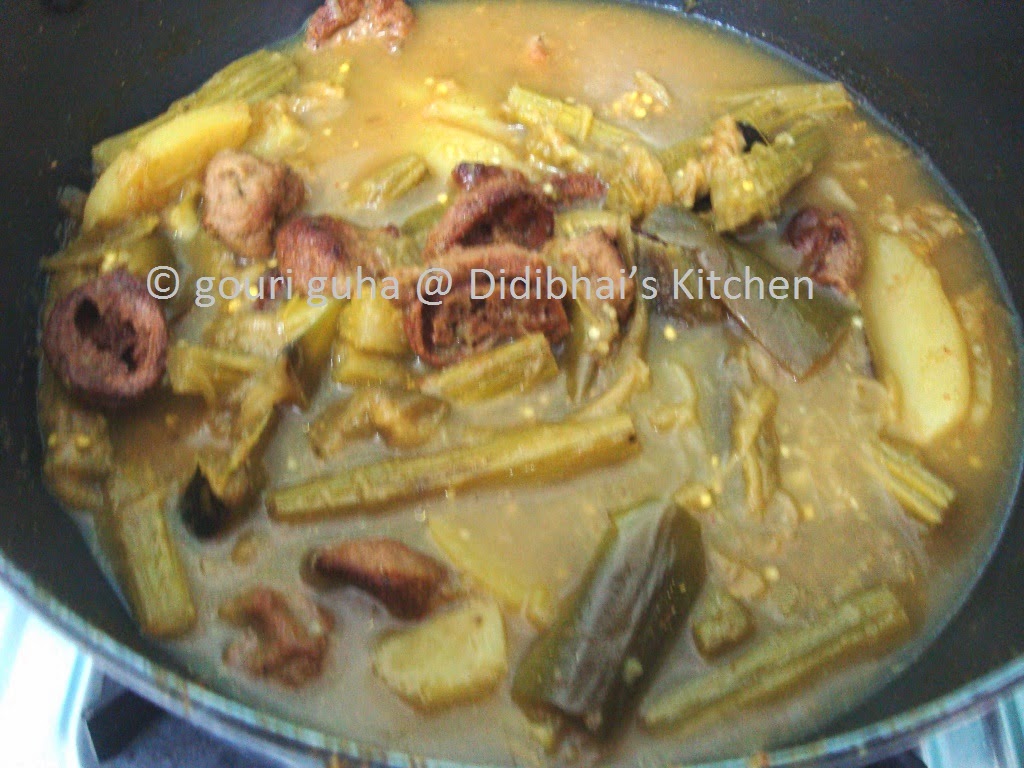 Didibhai’s Kitchen: Mixed Vegetable Curry – Aloo, Begun, Sojne dhantha ...