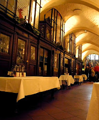 Bremer Ratskeller, Bremen : Eating Without Moving