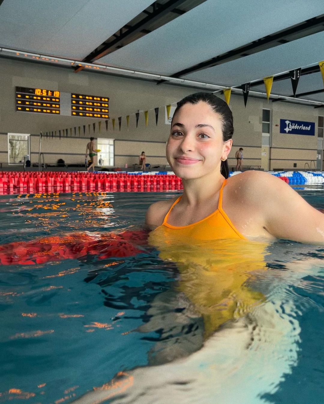 Starlet Arcade: Yusra Mardini swimming