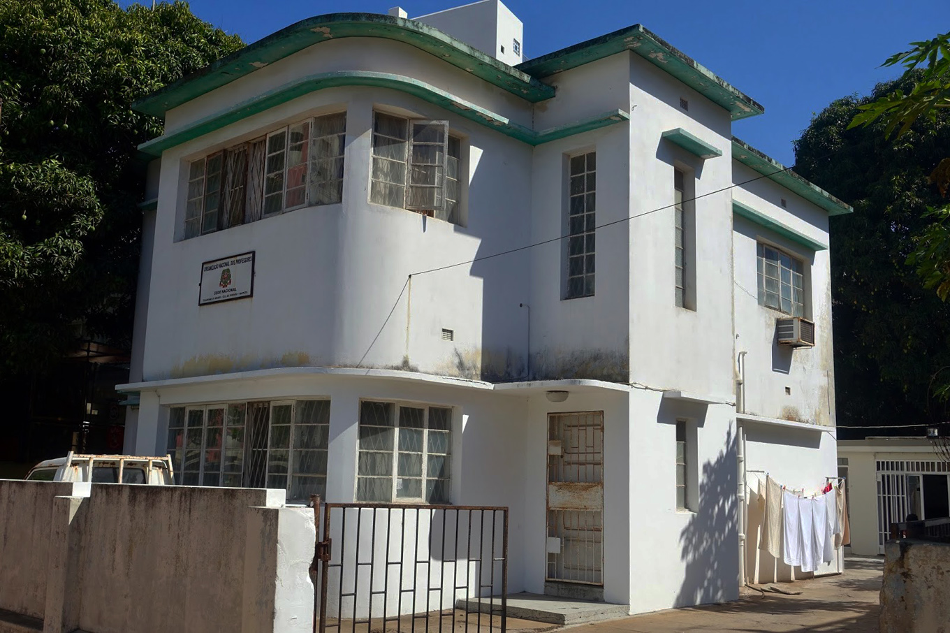 Adrian Yekkes e art deco em Maputo - prédio de primeiro andar na Polana ...