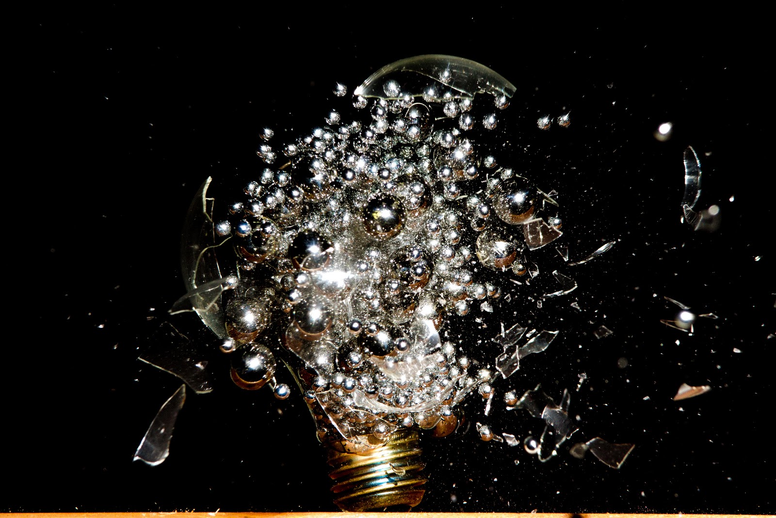 design-dautore.com: High Speed Photos of Exploding Light Bulbs BY JON SMITH