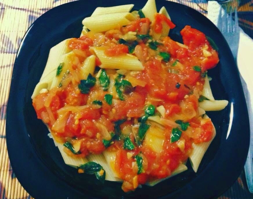 Come y Bebe que la Vida es Breve: MOSTACHOLES CON SALSA MEDITERRANEA