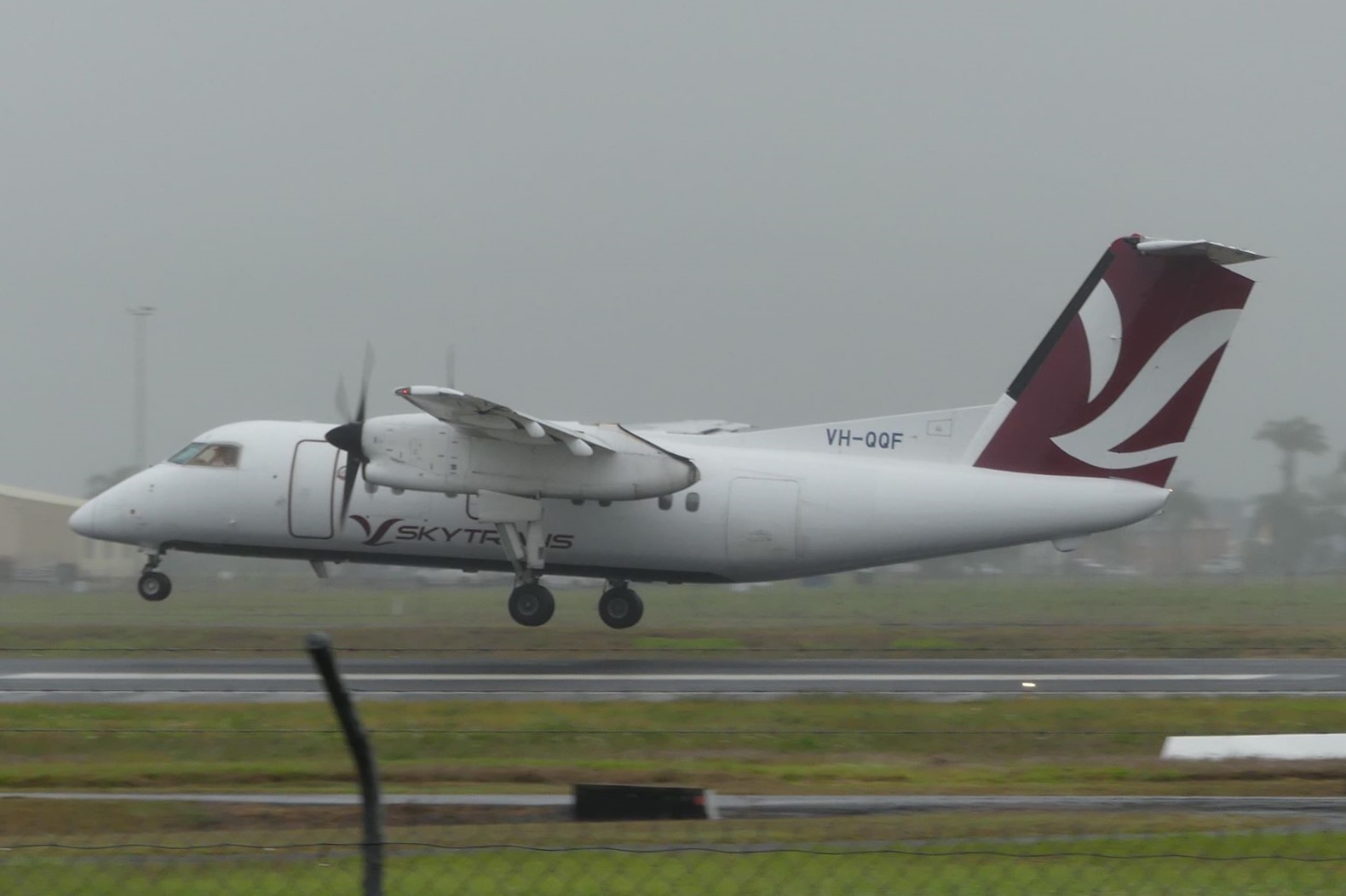 Central Queensland Plane Spotting: Skytrans Airlines Dash-8-100 VH-QQF ...