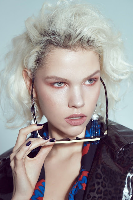 Hily Designs: Kate Kina regresa a los 70 para La Vanguardia