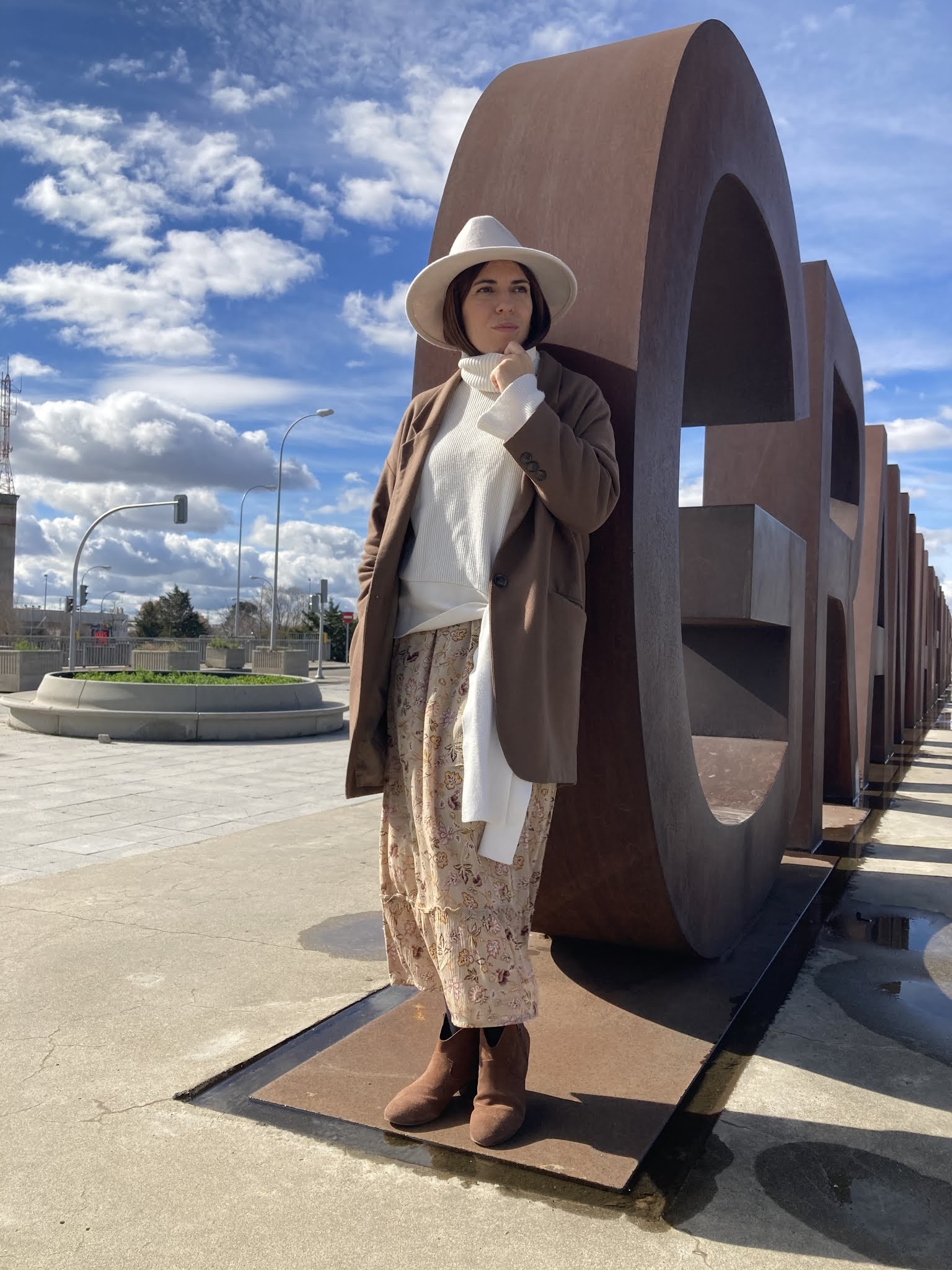 WHITE HAT FOR WINTER.-