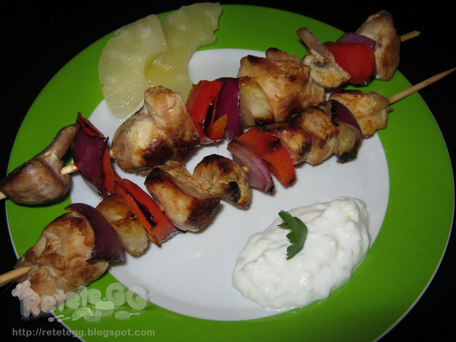 Retete gustoase si garnisite: Frigarui de pui cu ananas