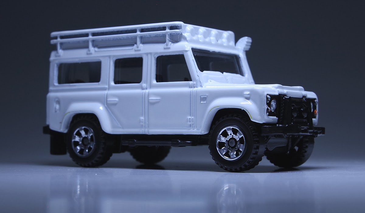 Epic Collage : Land Rover Defender 110S