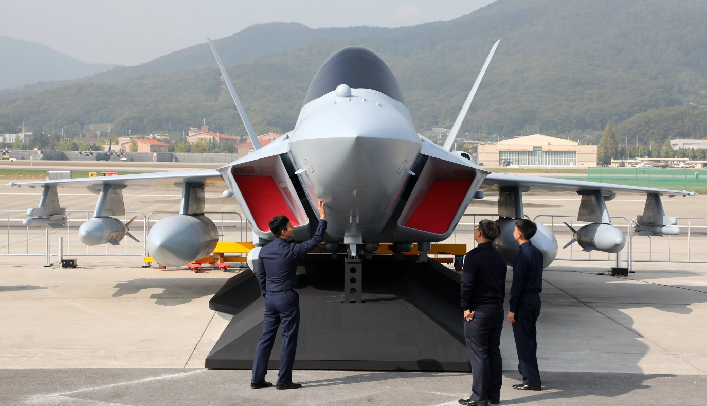 DEFENSE STUDIES: KAI Unveils Mock Up of KF-X Fighter
