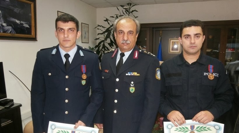 ΒΡΑΒΕΥΤΗΚΑΝ ΟΙ ΑΣΤΥΝΟΜΙΚΟΙ ΠΟΥ ΜΕ ΚΙΝΔΥΝΟ ΤΗ ΖΩΗ ΤΟΥΣ, ΕΣΩΣΑΝ ΑΠΟ ...