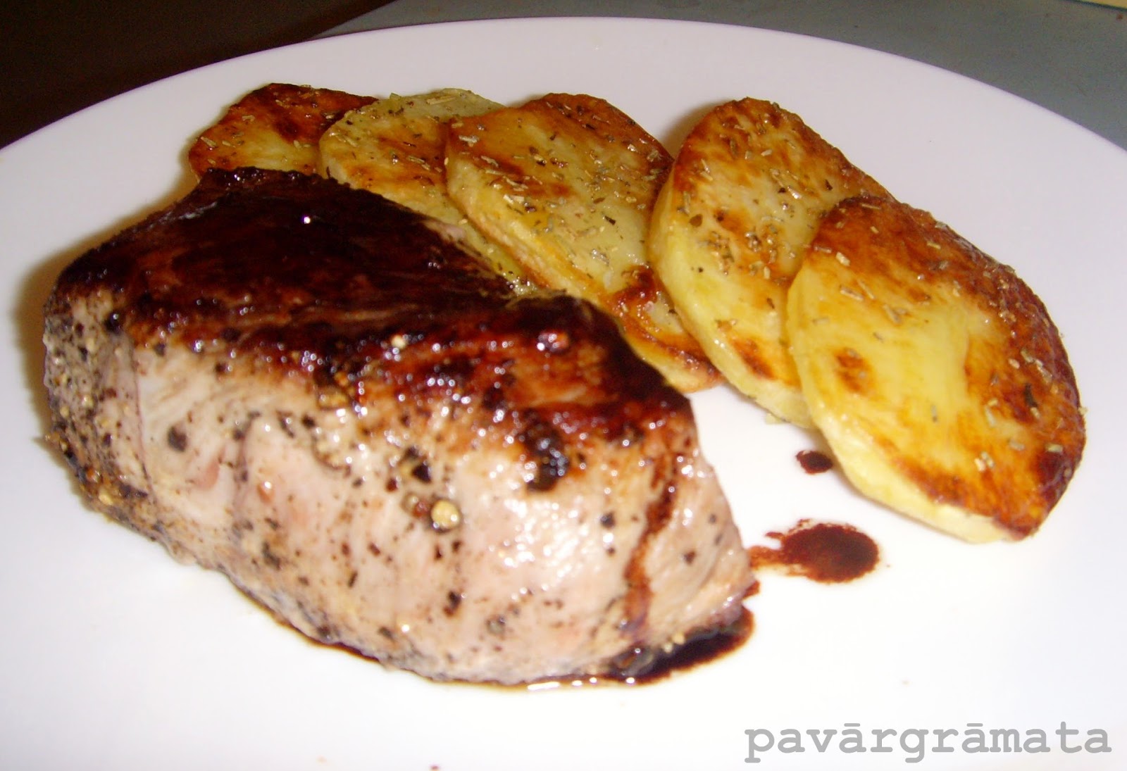 Lindas pavārgrāmata: Liellopu gaļas steiks ar sarkanvīna mērci