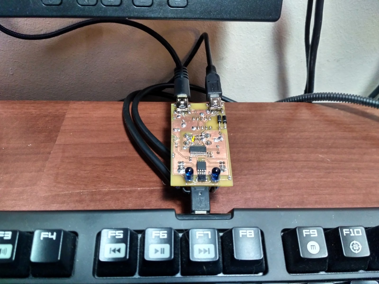 More Than User: DDC I2C KVM with mouse + keyboard controlled by hand ...