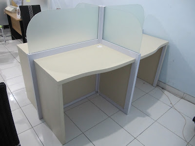 Meja Cubicle Kantor Dengan Sekat Kaca + Furniture Semarang (Meja ...