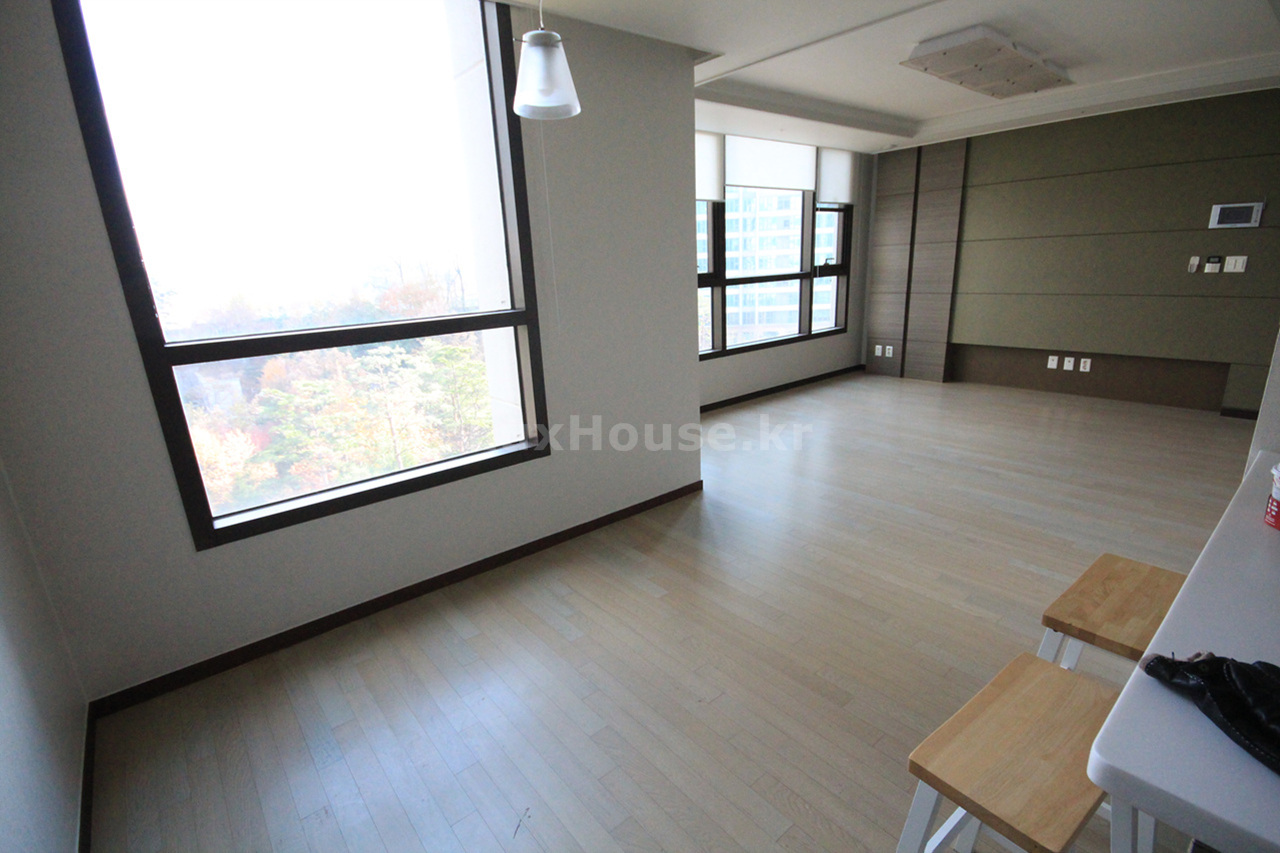 Penthouses in Seoul, Korea: 2 bedroom modern officetel with a tree view ...