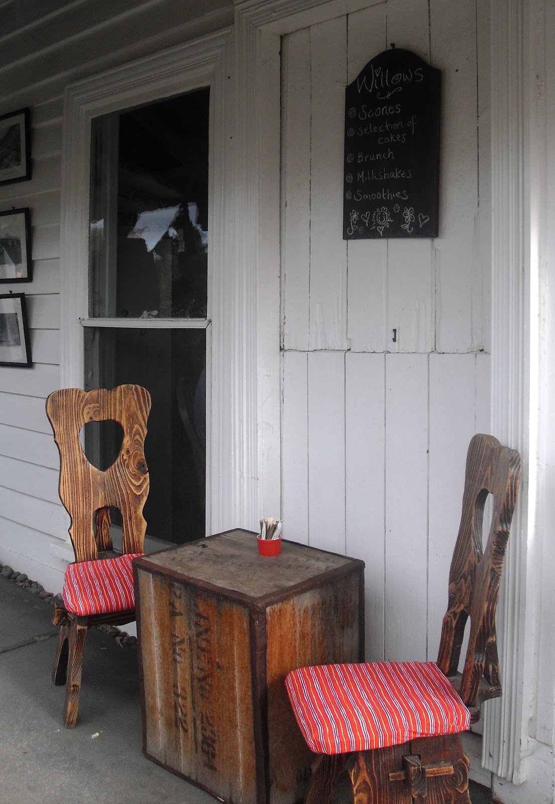 Hung Up On Retro: Split Point Lighthouse & Stables