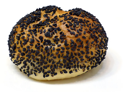 カイザーゼンメル 黒ゴマ（Kaiser Semmel） | AUX BACCHANALES（オーバカナル） | パンレビュー