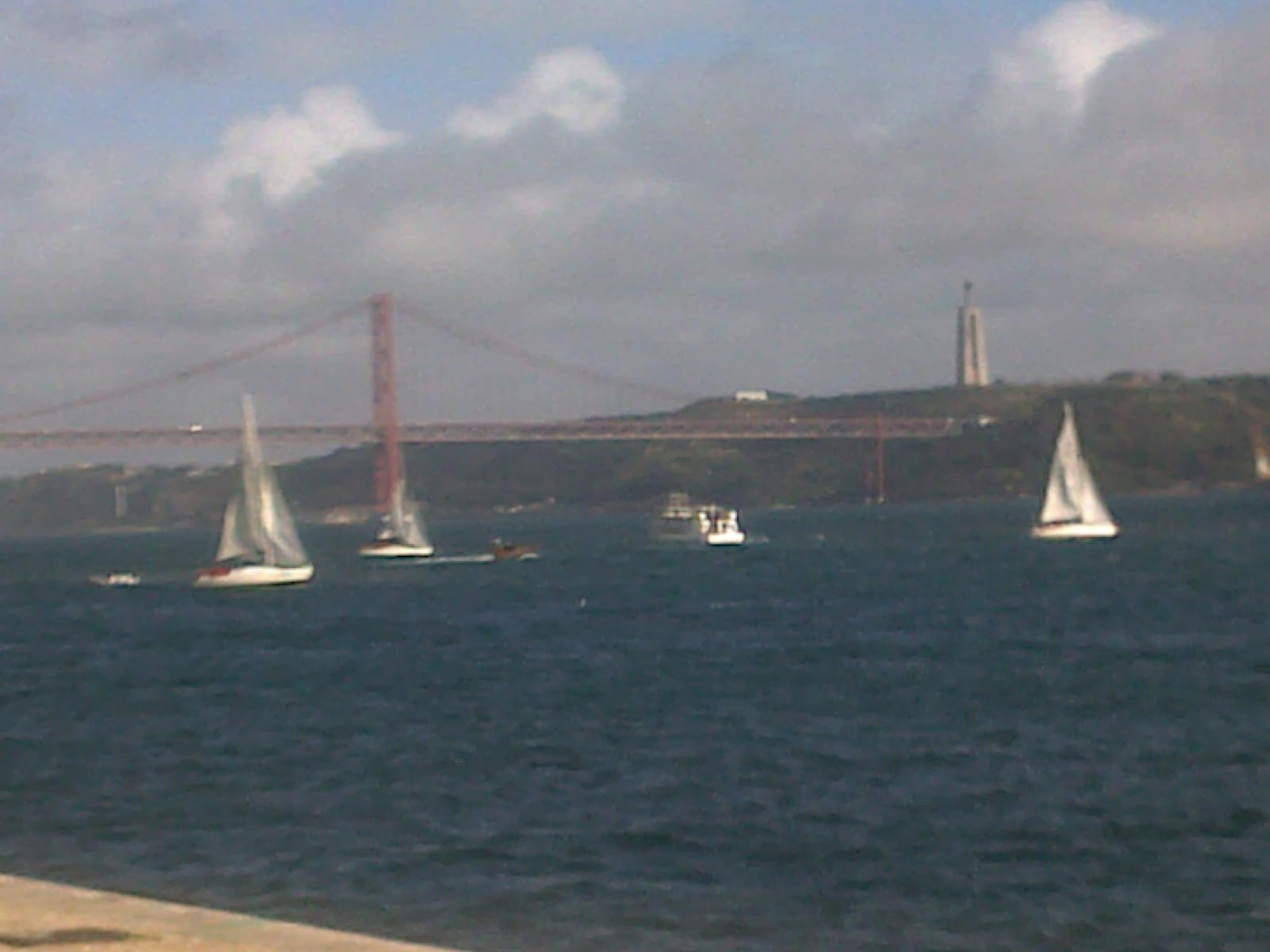 algaazul: "" ponte sobre o Tejo... ponte Salazar ... ponte 25 de Abril ...