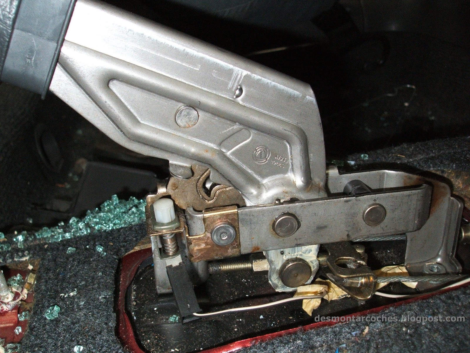Desmontar Coches: El freno de mano o freno de estacionamiento.