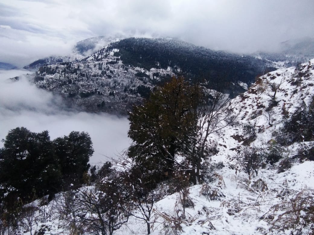 First snowfall of this season in Kullu-Manali | Season's first snowfall | TravellingPhone