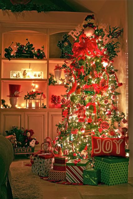 Coordinating Your Christmas Tree and Gift Wrap