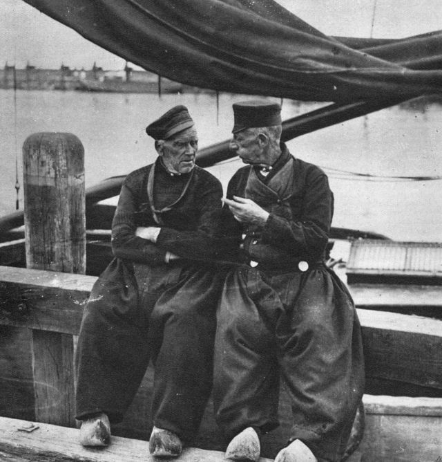 30 Vintage Photographs of Dutch Men in Traditional Volendam Worker ...