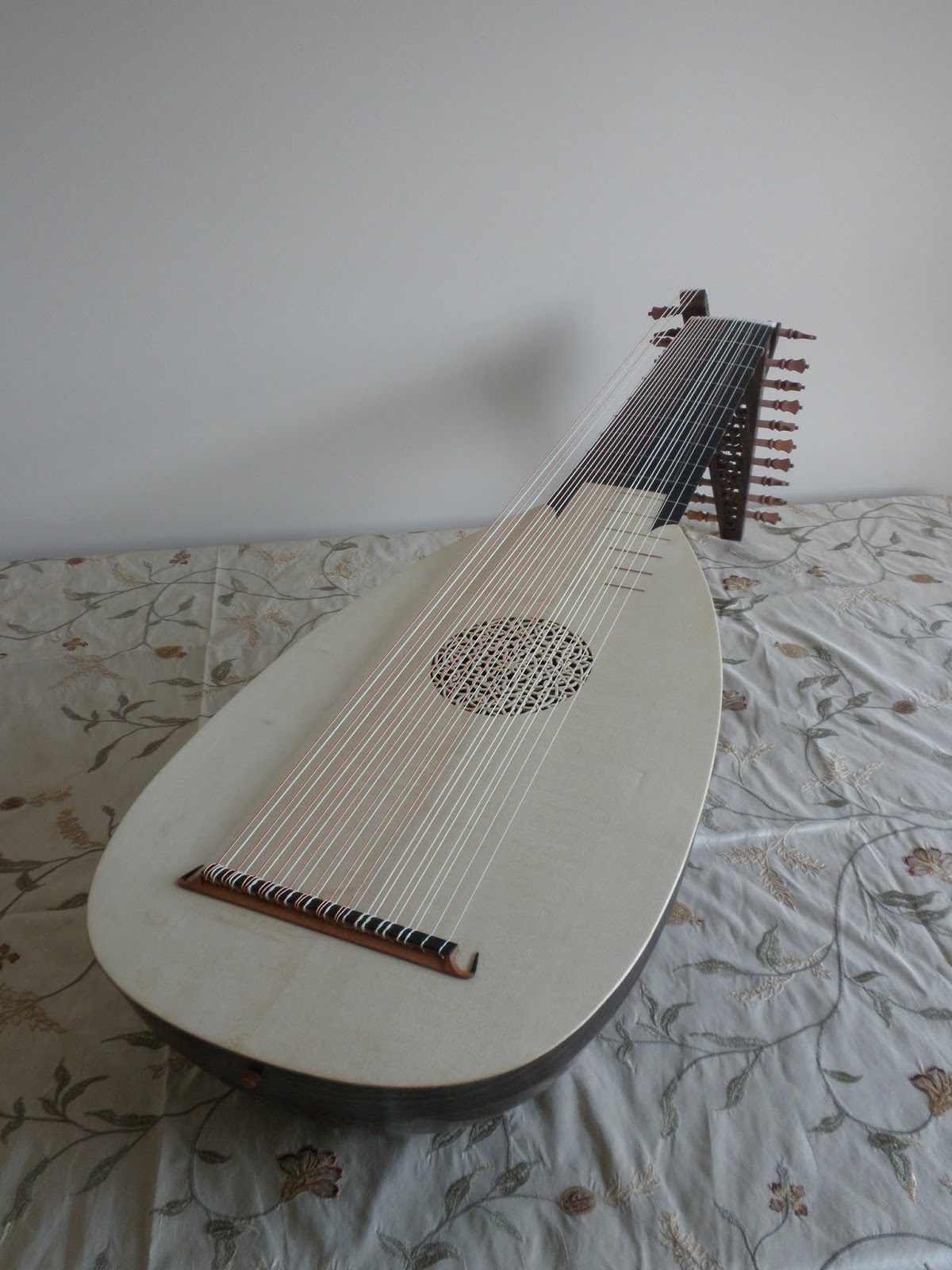 Buying a Lute: Baroque lutes