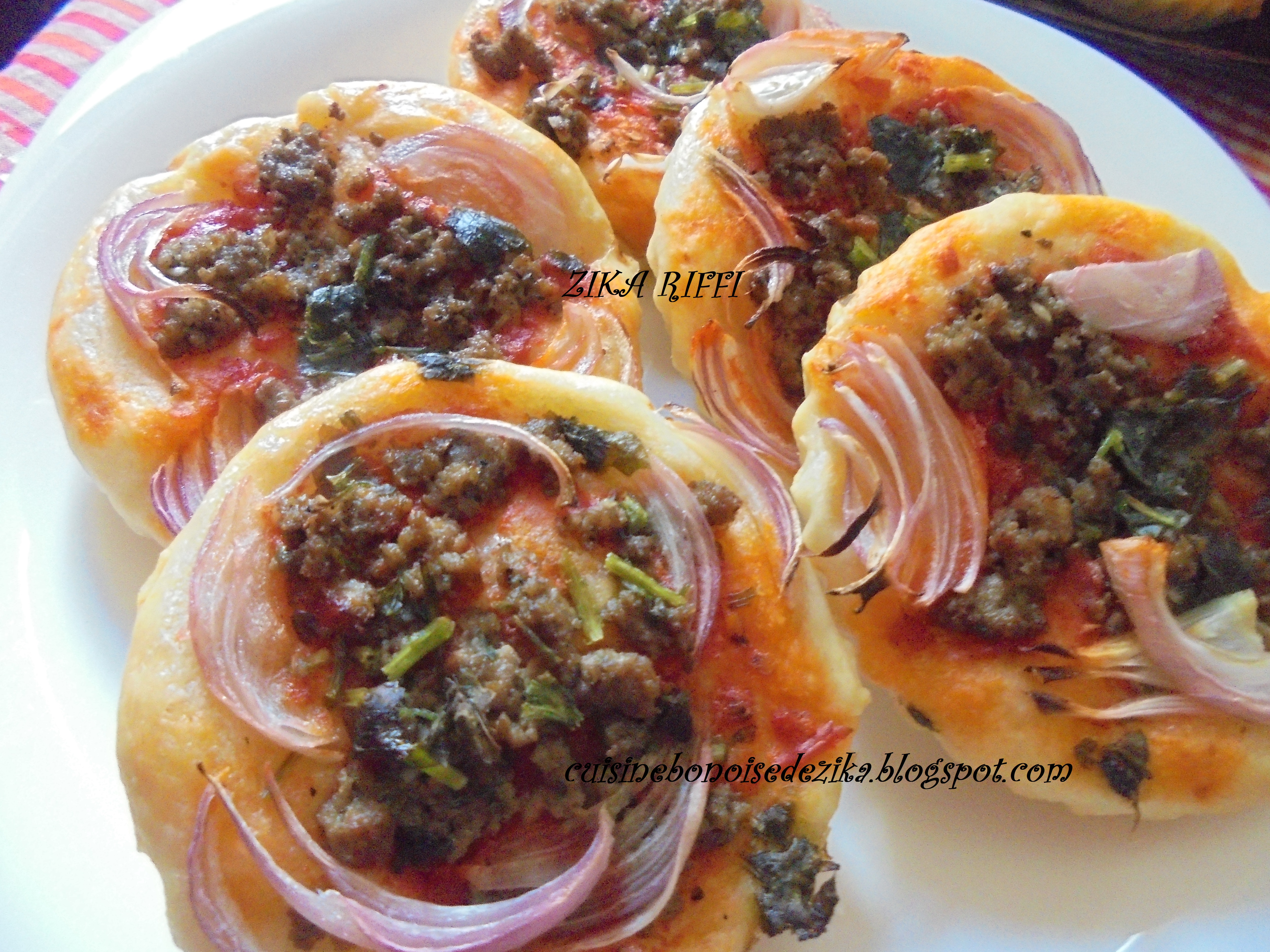 MINI PIZZA VIANDE HACHÉE ET OIGNON-PÂTE AU VINAIGRE