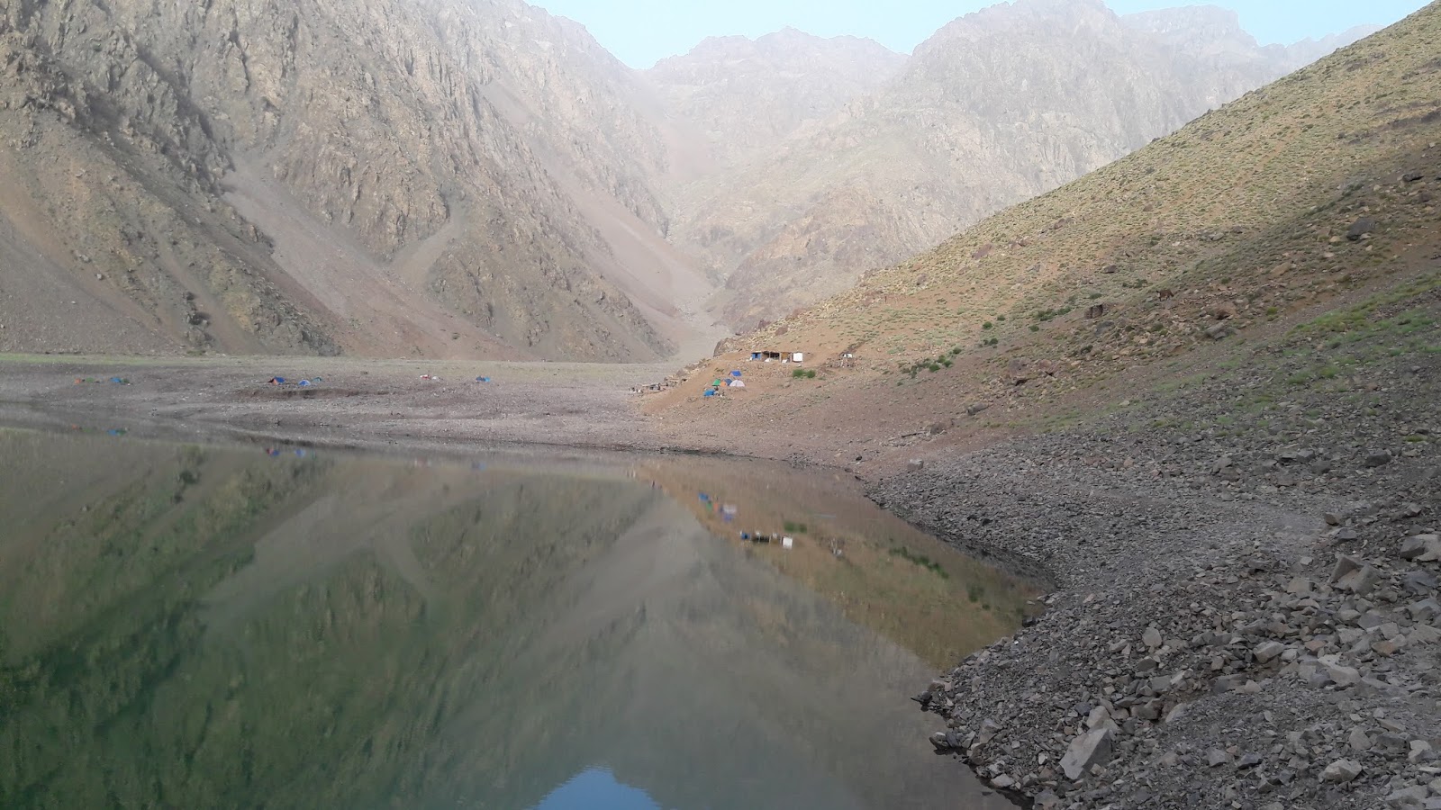Lac d'ifni - une merveille au milieu des montagnes de l'atlas - Maroc ...