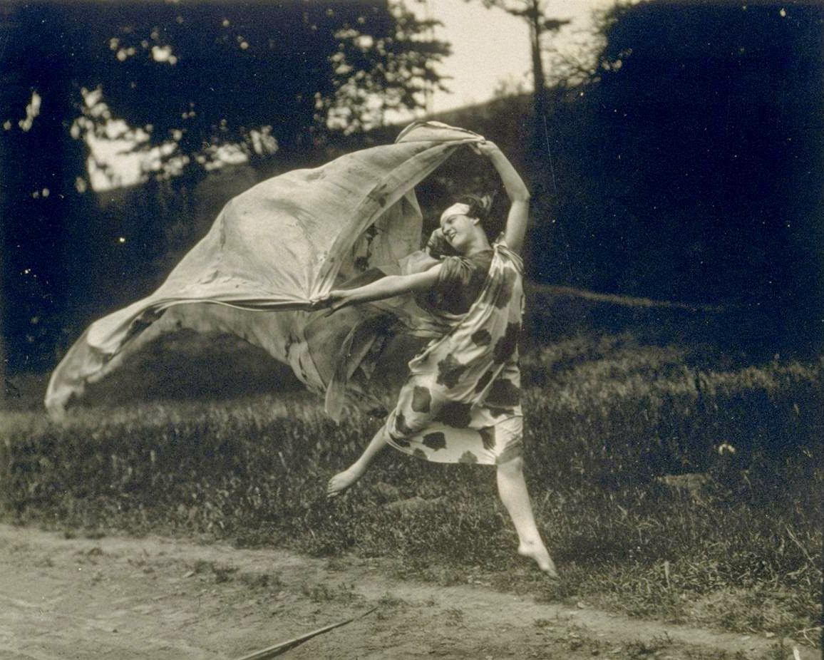 Amazing Vintage Photos of Loie Fuller Dancing from the Late 19th ...