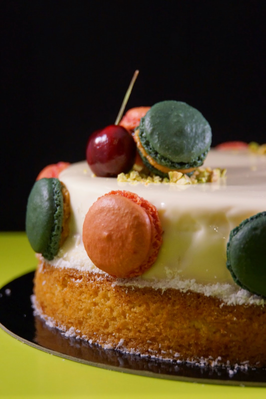 Entremet pistache, griottes, mangue-passion sur sablé breton coco