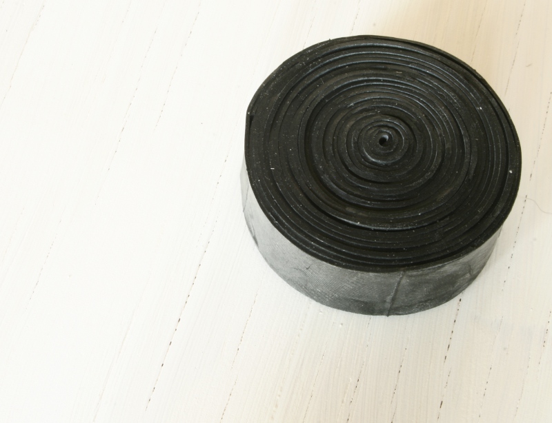 Gardening with a Not-So-Angry Redhead: DIY: Make Pot Feet from Inner Tubes