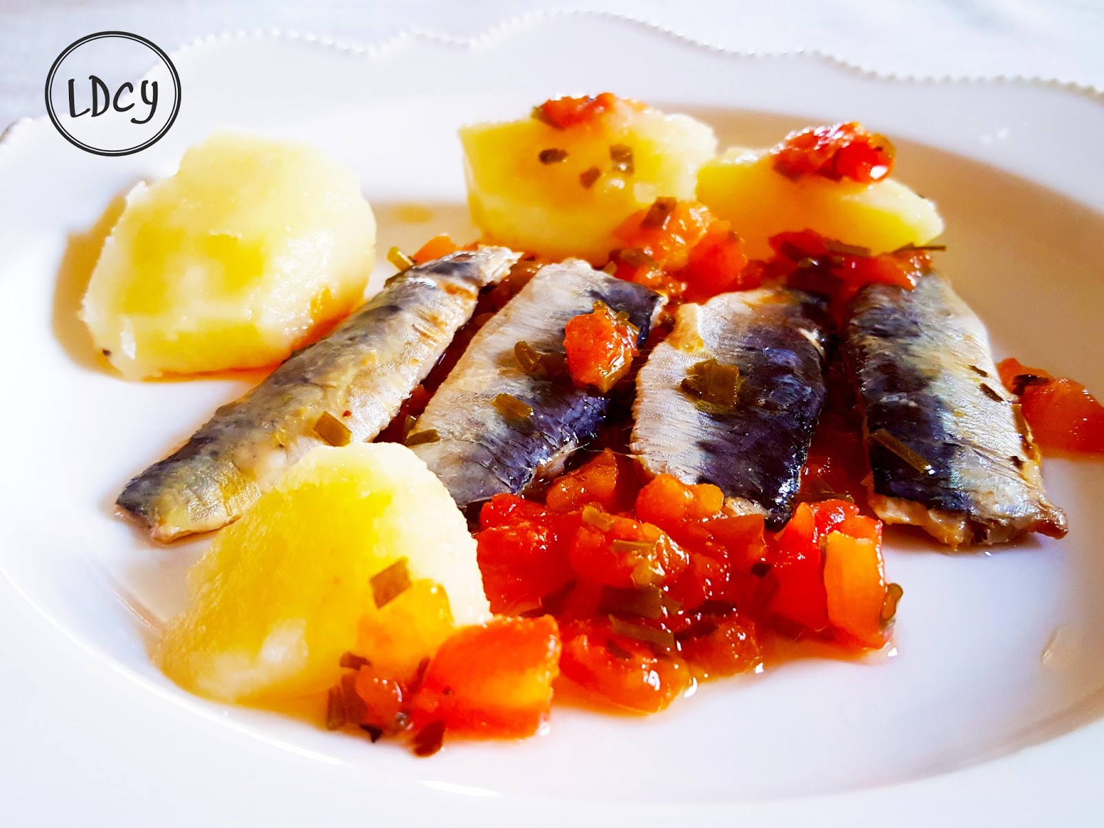 FILETES DE SARDINA SOBRE VINAGRETA CALIENTE DE TOMATE Y CEBOLLINO - LOS ...