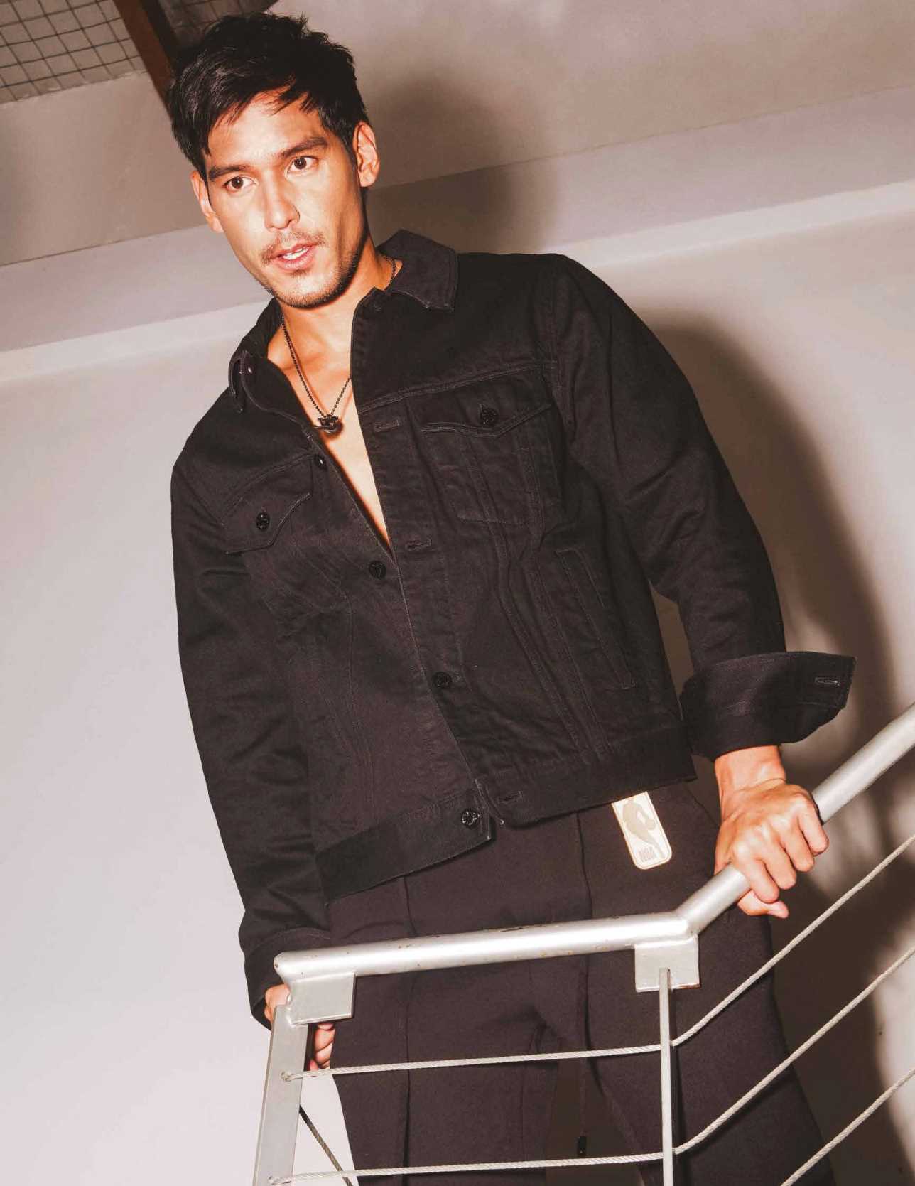 Richard Kyle se enfunda en look de Louis Vuitton para el número de ...