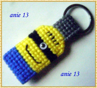 Analy Manualidades: Minions...llaveros en Plastic canvas