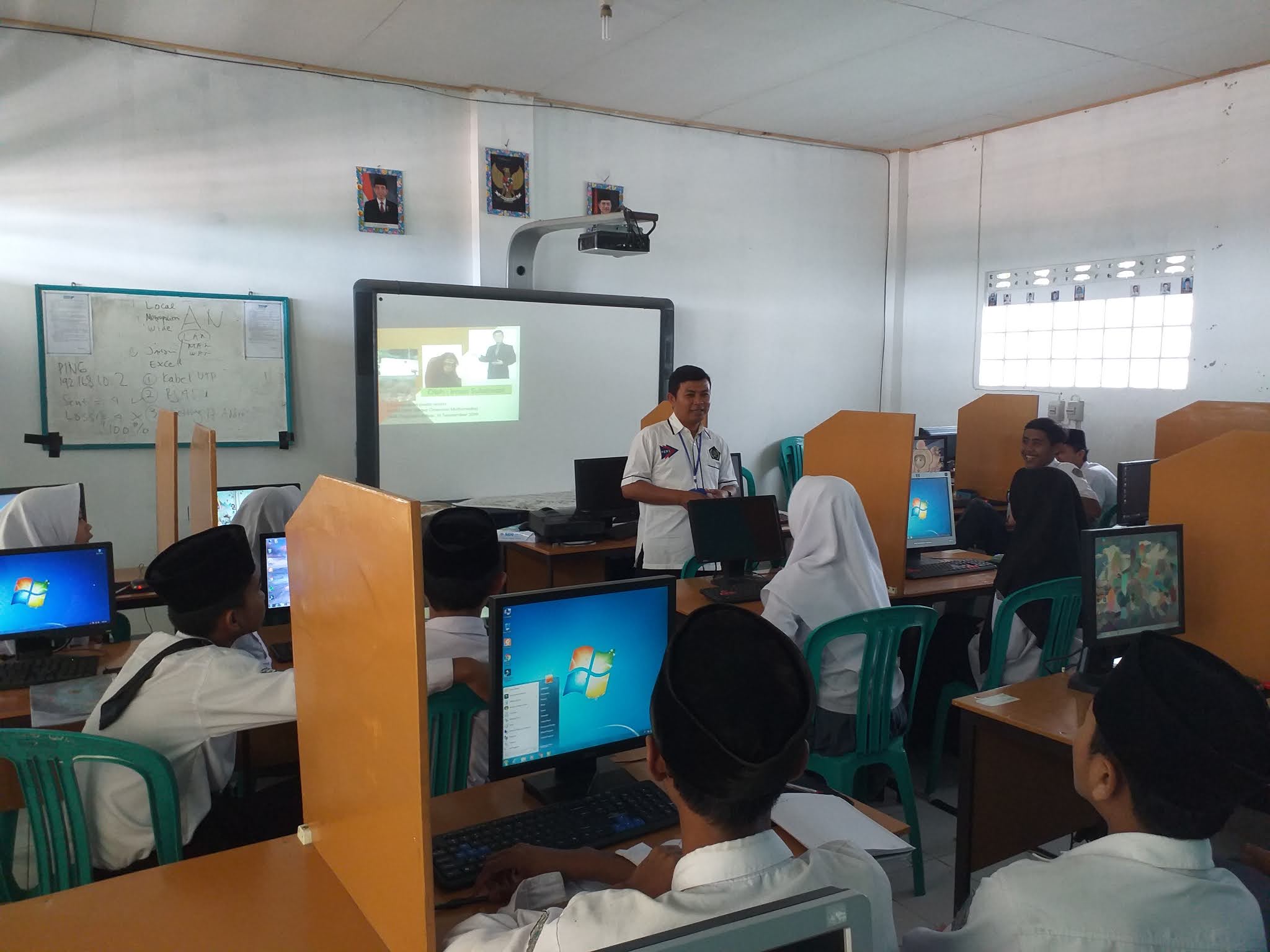 OSIS SMA PLUS TAUHIDUL AFKAR: Belajar di Ruang multimedia