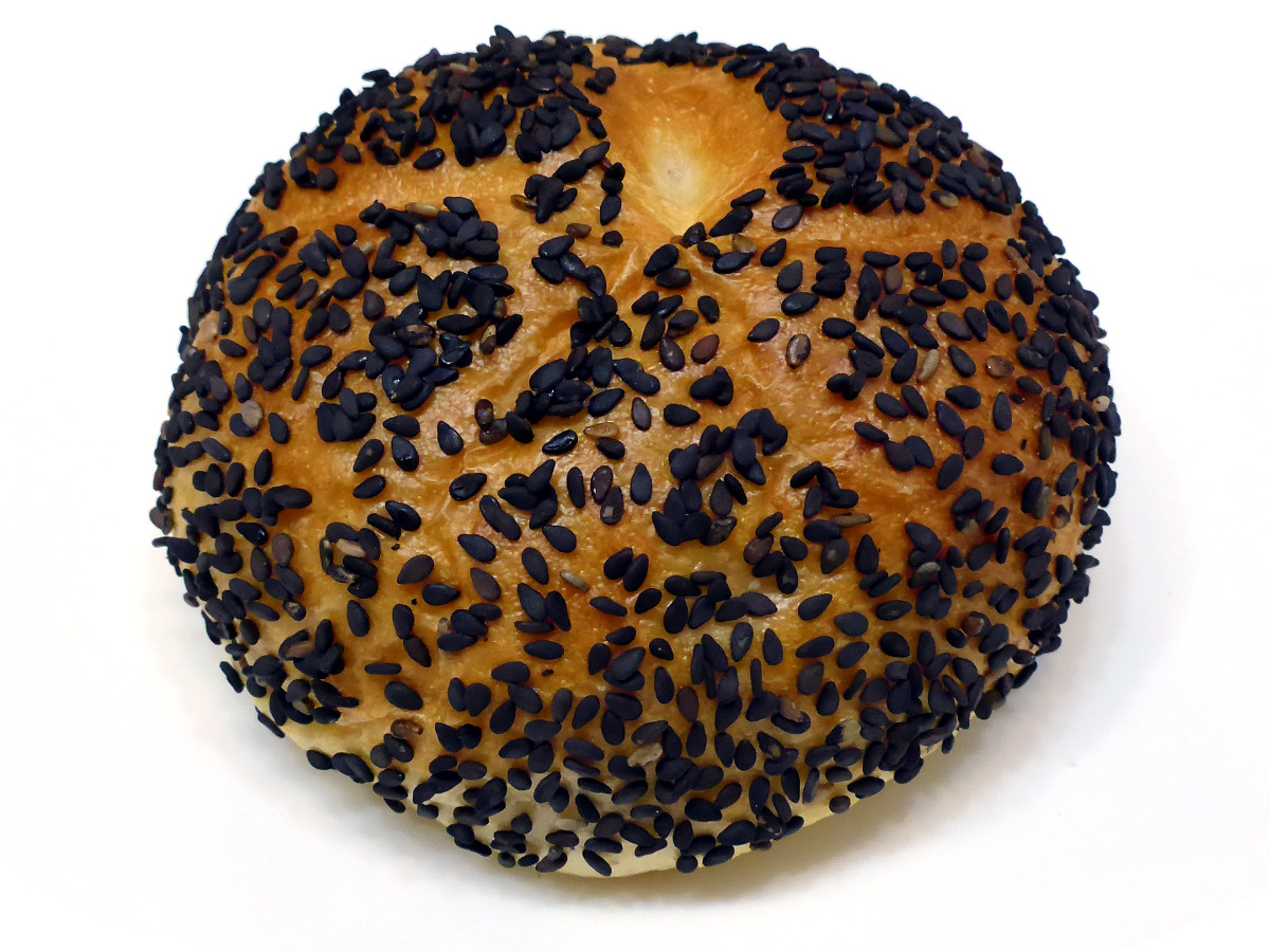 カイザーゼンメル 黒ゴマ（Kaiser Semmel） | AUX BACCHANALES（オーバカナル） | パンレビュー