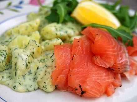 Om katten själv får välja: gravad lax med stuvad potatis.......