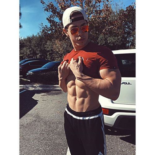 the beauty of male muscle: young tv muscles - Brandon