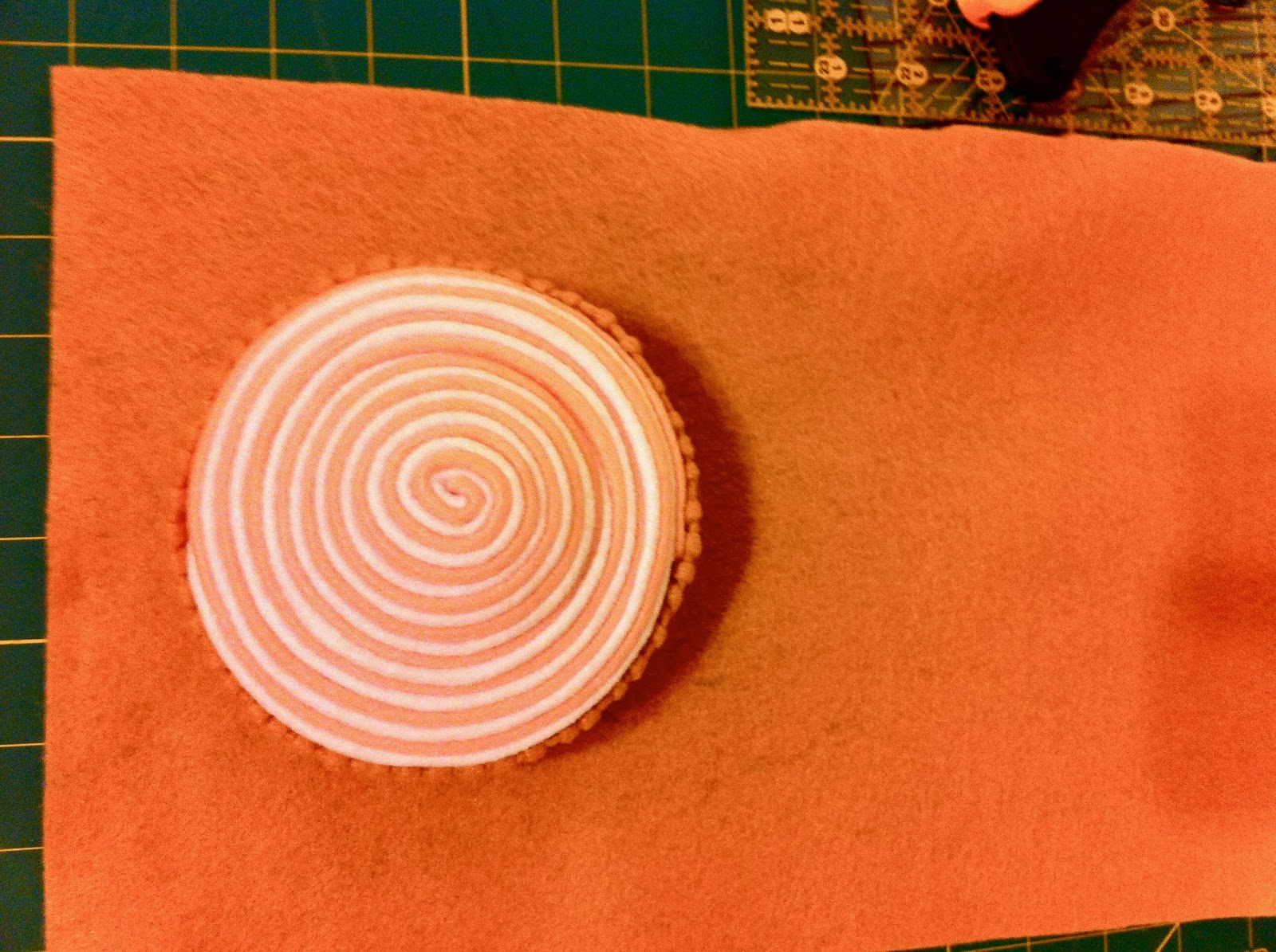 Sewing Over Pins: Tutorial: Giant Cupcake Pin Cushion