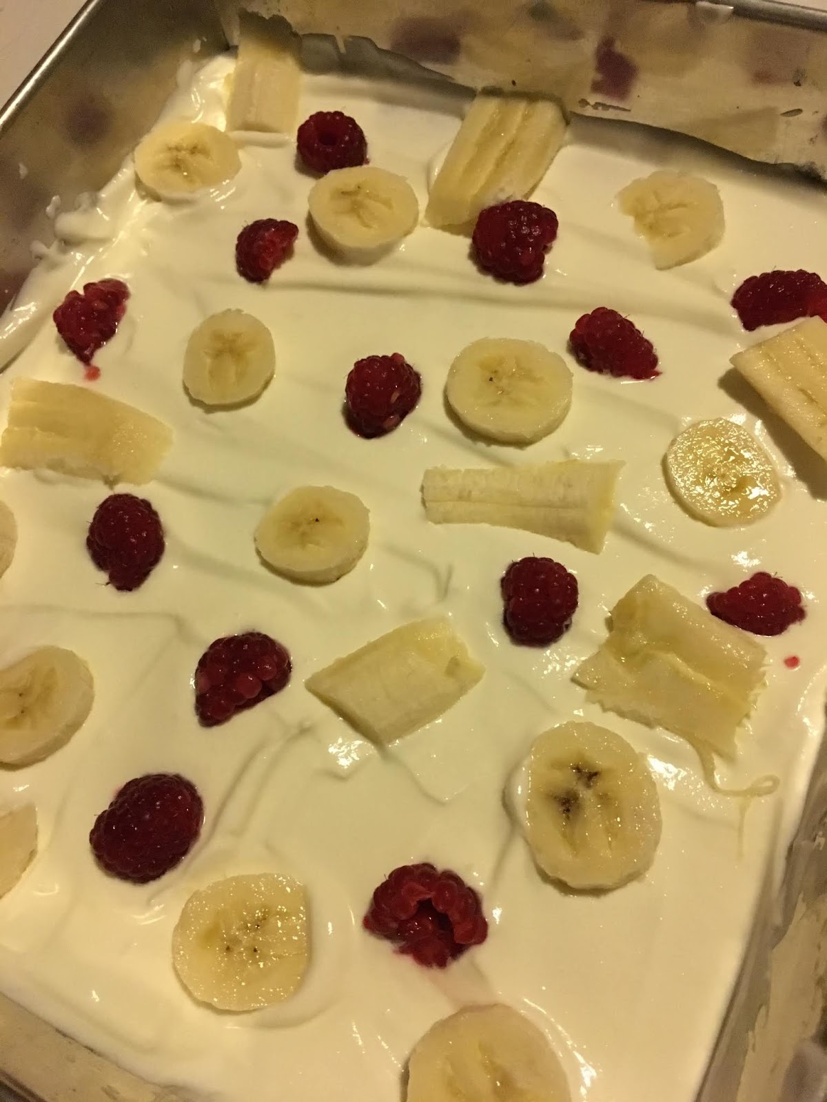 Bebe koláč s malinami a banánom