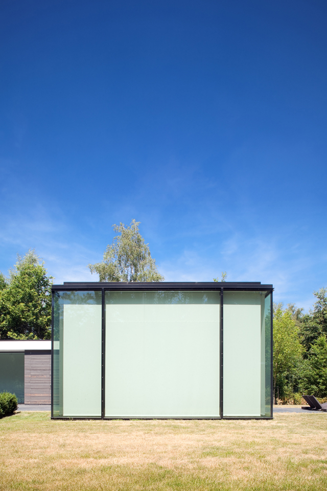 Ultra Modern Glass House Architecture