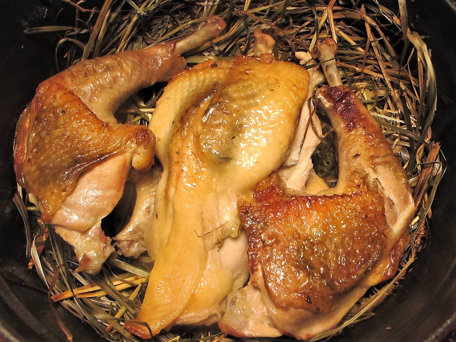 A BIRD AND A COOKING METHOD TO DISCOVER: GUINEA HEN COOKED ON HAY