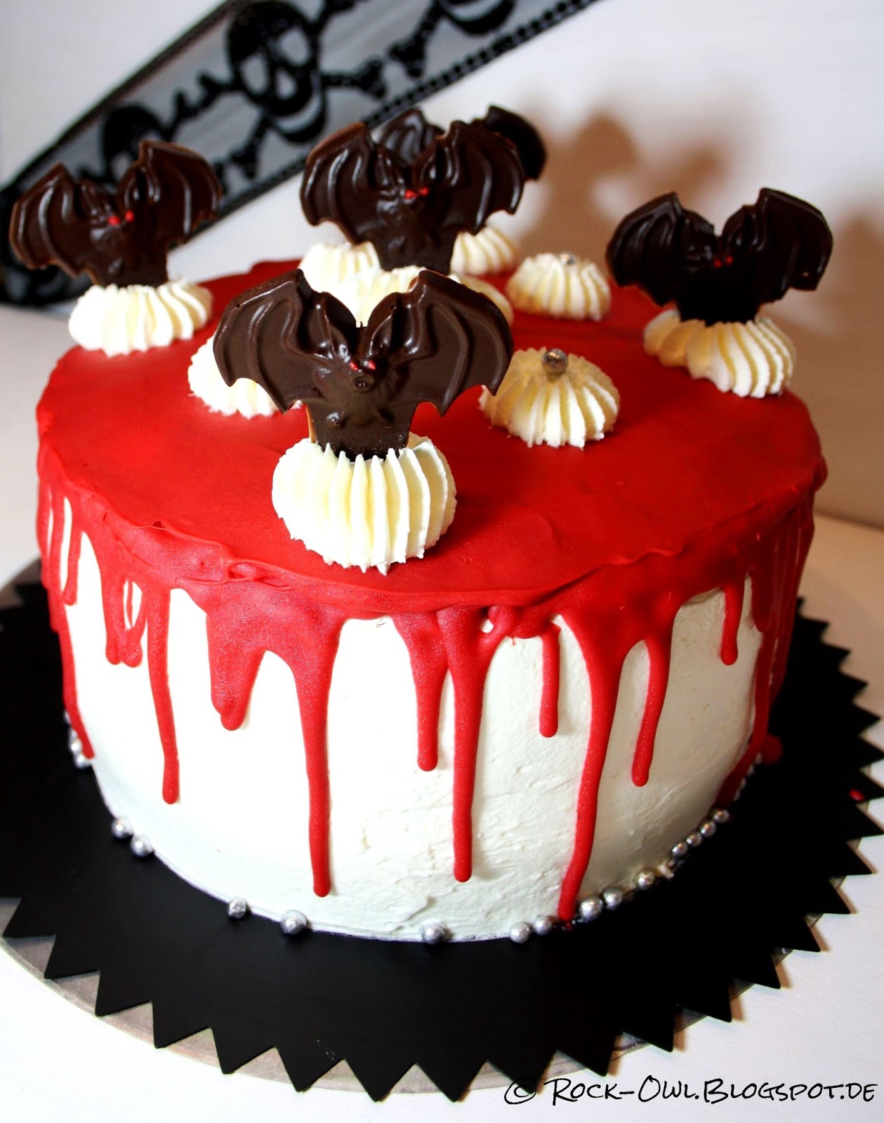 Rock and Owl Blog: Halloween: Bloody-Bat-Dripping-Cake ♥