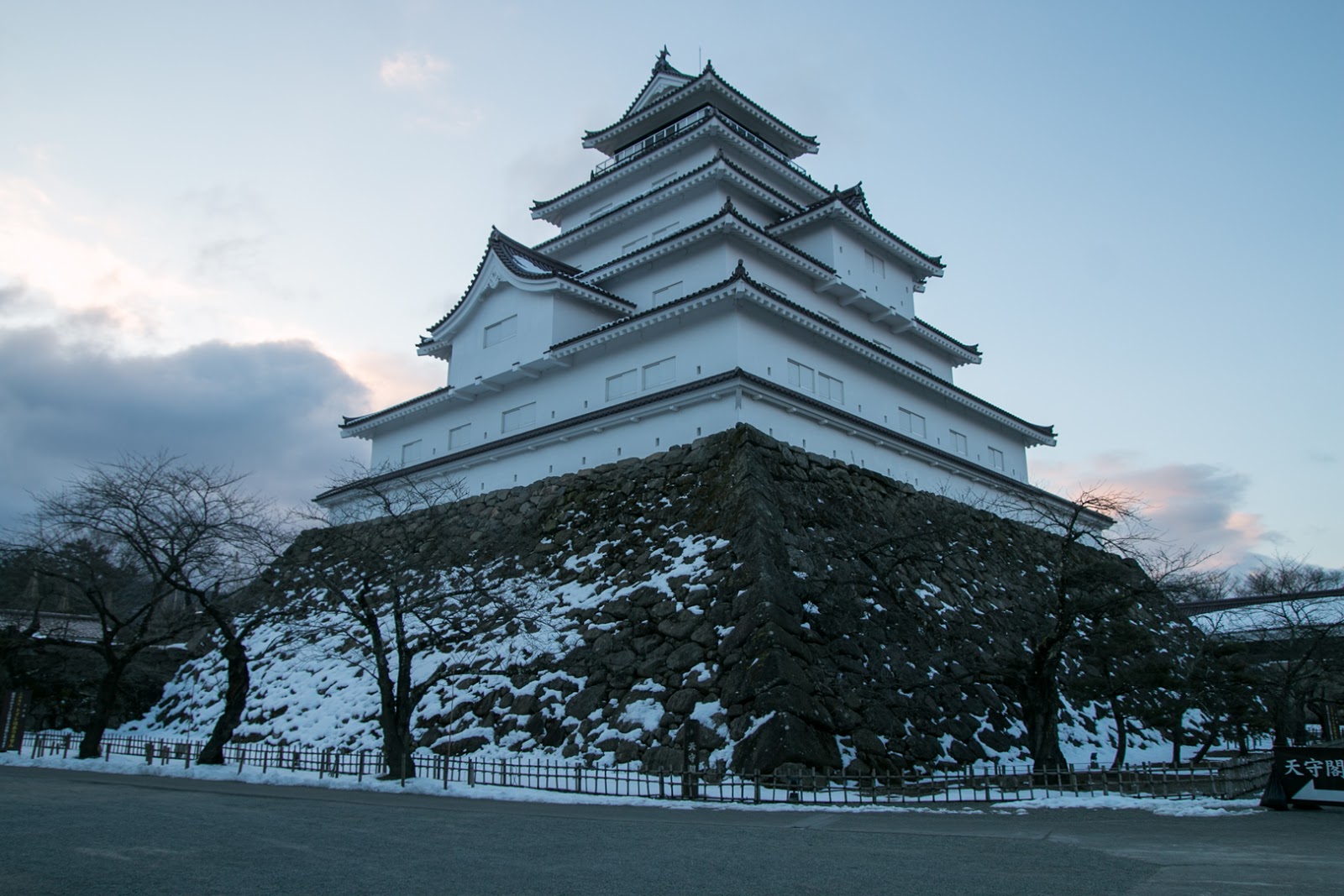 Aizu Wakamatsu Castle -White five-story main tower endured harsh battle ...