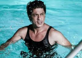 Shirtless Bollywood Men: King Khan's bulging biceps: Ganji time! SRK in ...
