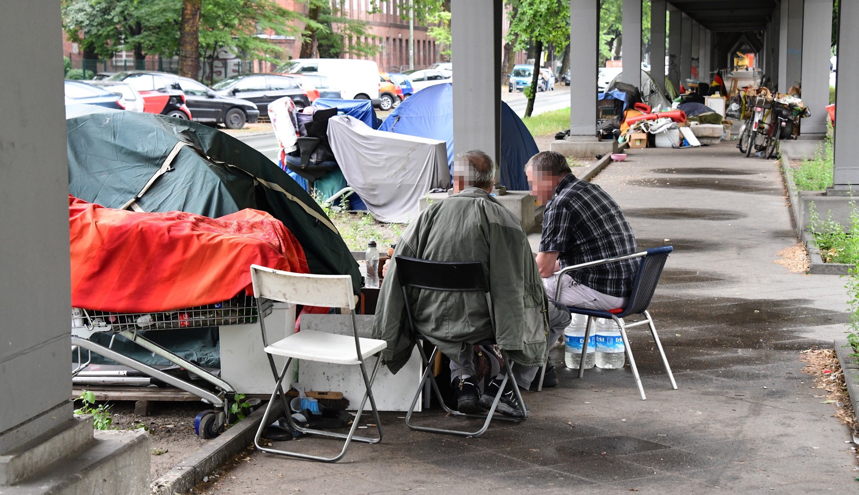 Poverty in Berlin: Day laborers living under the elevated railway ...