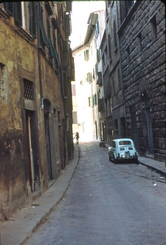 40 Fascinating Photos Capture Street Scenes of Florence in the 1960s ...