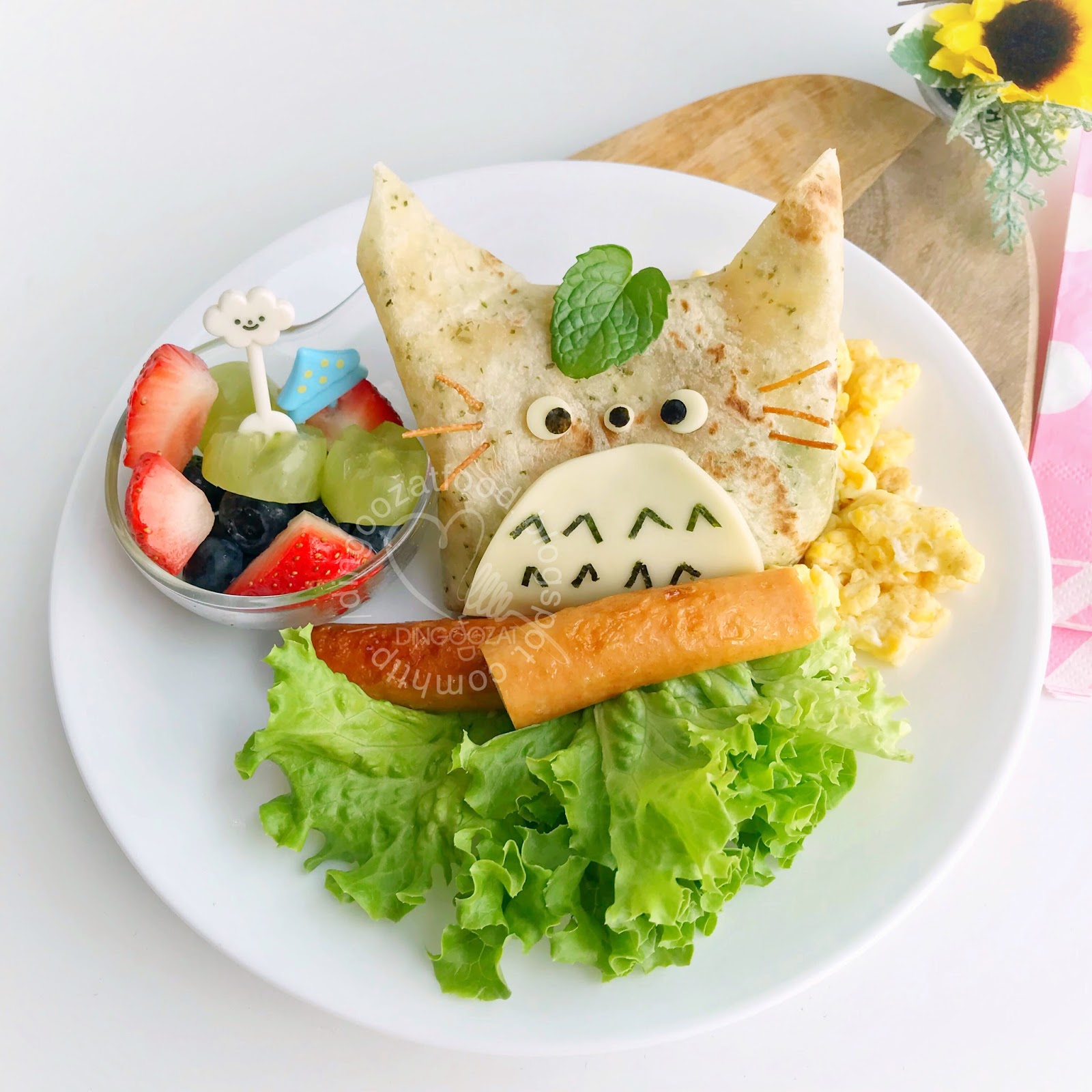 Miki's Food Archives : Totoro Scrambled Egg & Sausage Tortilla Wrap 龙猫墨西哥饼卷